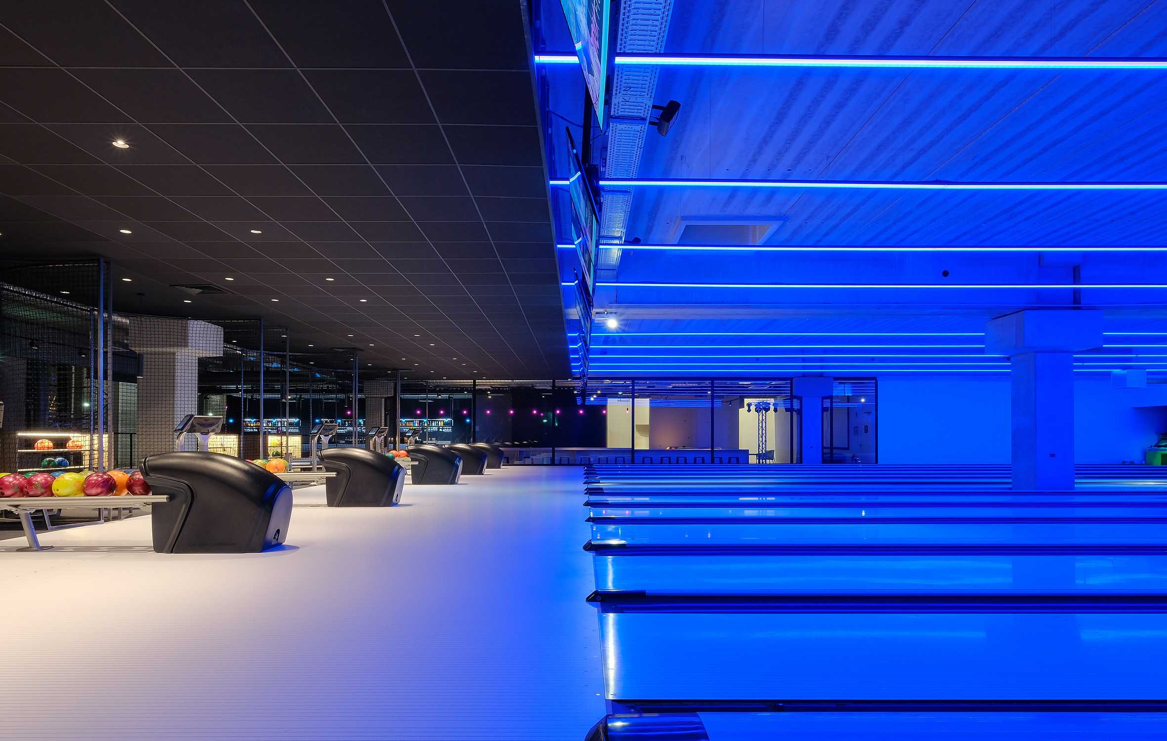 Interior design of an entertainment center (bowling, laser game, bar)