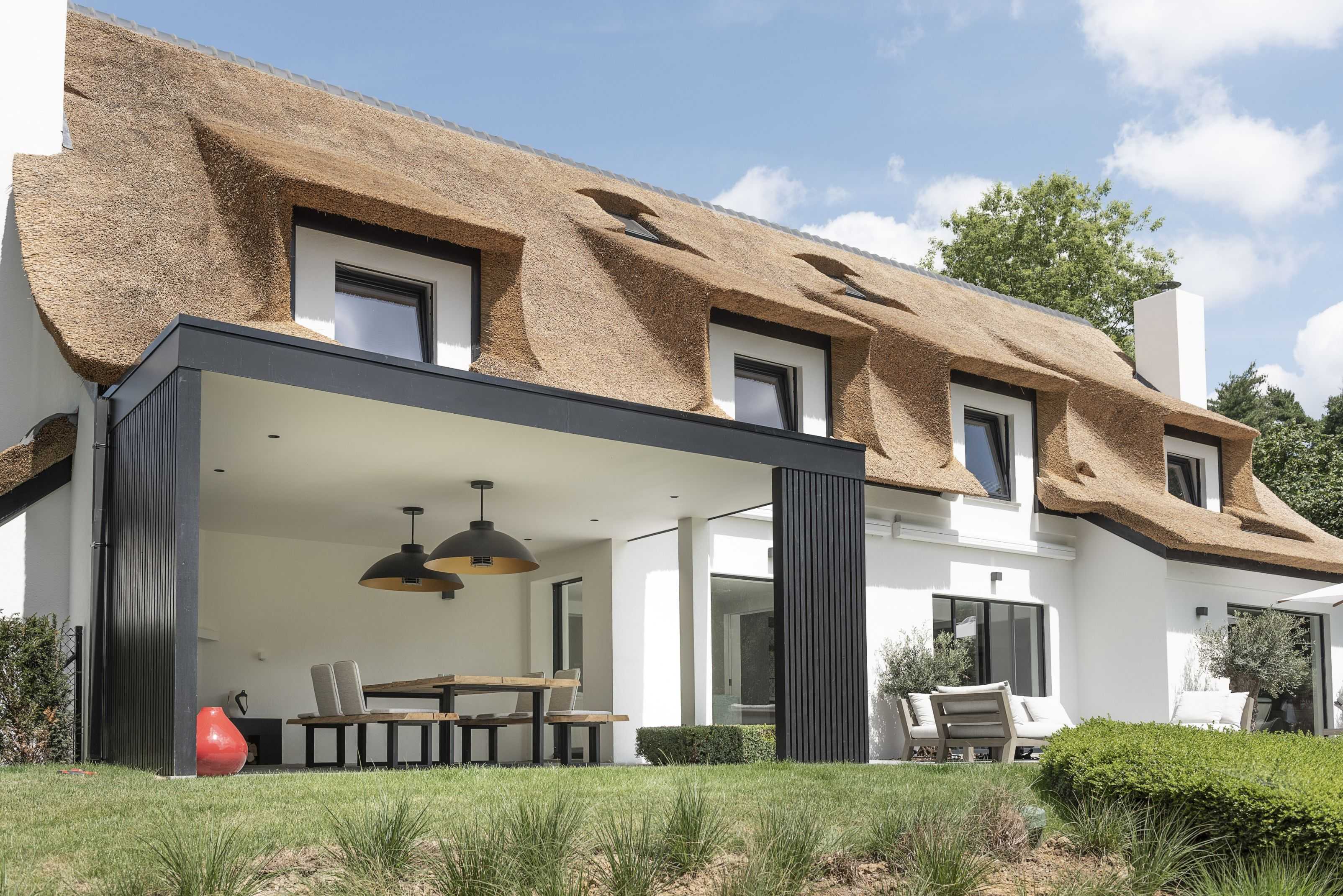 Rénovation d'une villa au toit de chaume